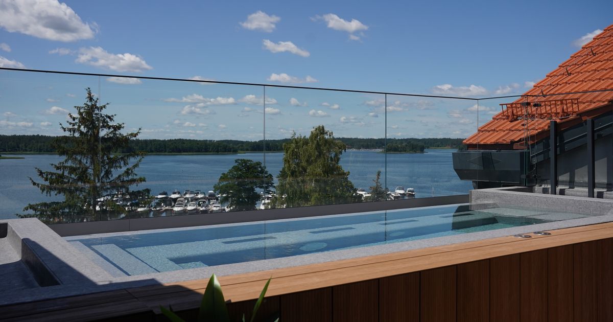 Taras widokowy z barem i jacuzzi - Hotel Mazurski Raj****